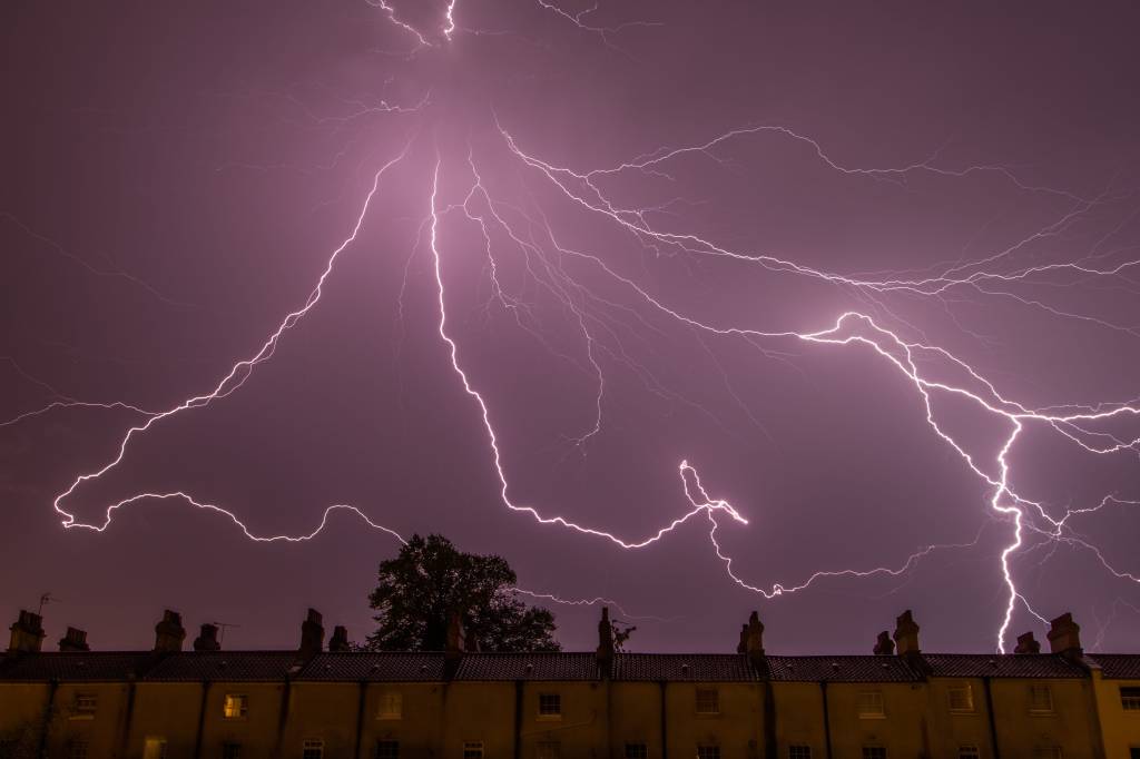 Can you survive a lightning strike? – Physics tutor